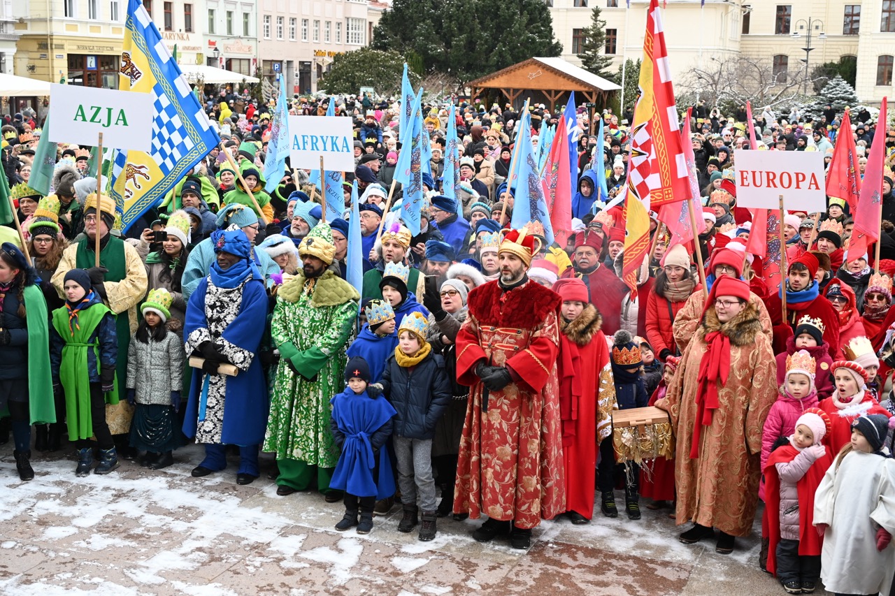 Mędrcy na wielbłądzie „Gacku” i koniach poprowadzili Bydgoski Orszak ...